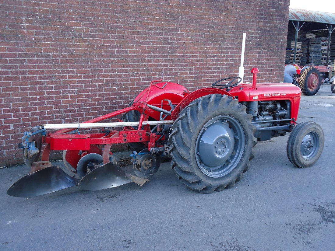 Massey Ferguson 35 3-cyl and IH plough - Vintage Massey Ferguson